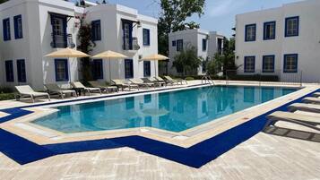 Piscina externa sazonal, funciona das 8h às 20h, guarda-sóis