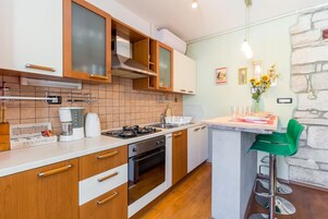 Apartamento Básico | Cozinha privada | Um frigorífico, um micro-ondas, utensílios de cozinha