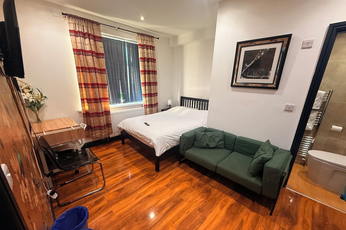 Quarto casal conforto | Individualmente decorados, individualmente mobiliados, escrivaninha