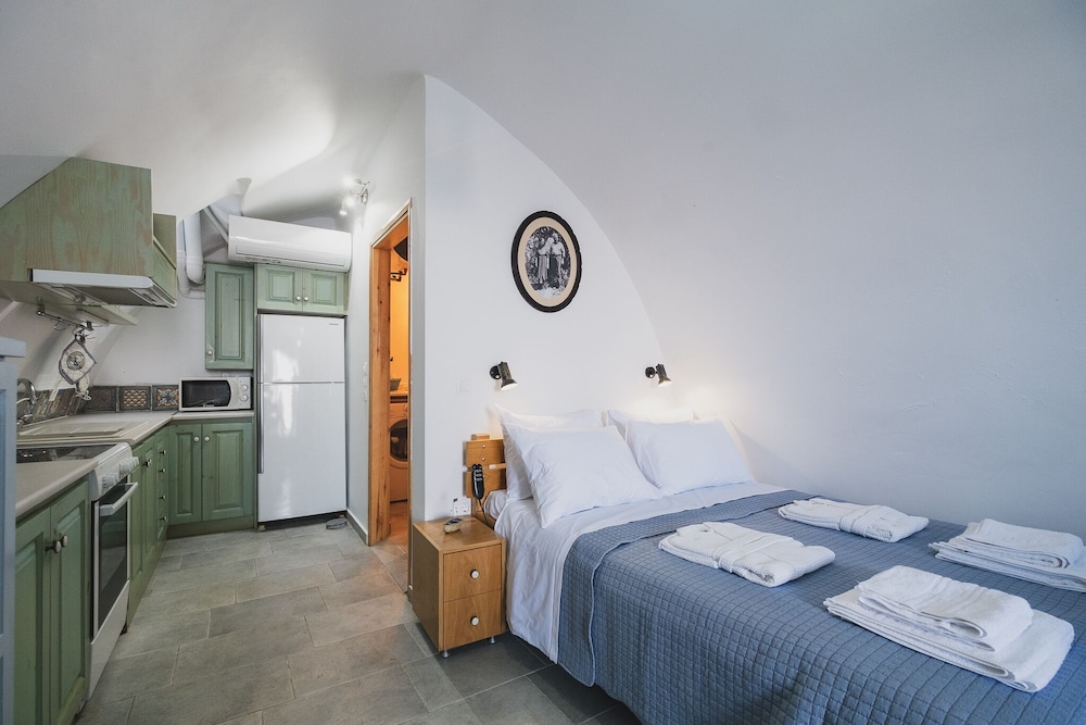 Karavos View - A unique artists' hideaway Paradise - Kalyves | Vrbo