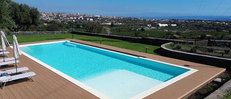 Piscina exterior sazonal, da(s) 8:00 à(s) 19:30, guarda-sóis