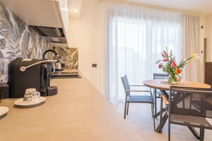 Apartamento Deluxe | Cozinha privada | Um frigorífico, uma placa de cozinha, uma máquina de café expresso