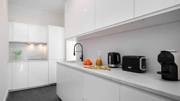 Um frigorífico, um micro-ondas, um forno, uma placa de cozinha
