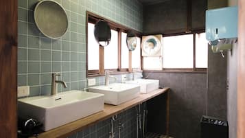 Chuveiro, chinelos, toalhas de banho