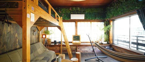 Quarto design, para não fumantes, aceita animais de estimação | Wi-Fi de cortesia, roupa de cama