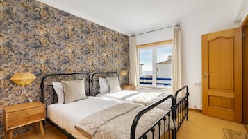 Escrivaninha, ferros/tábuas de passar roupa, Wi-Fi de cortesia