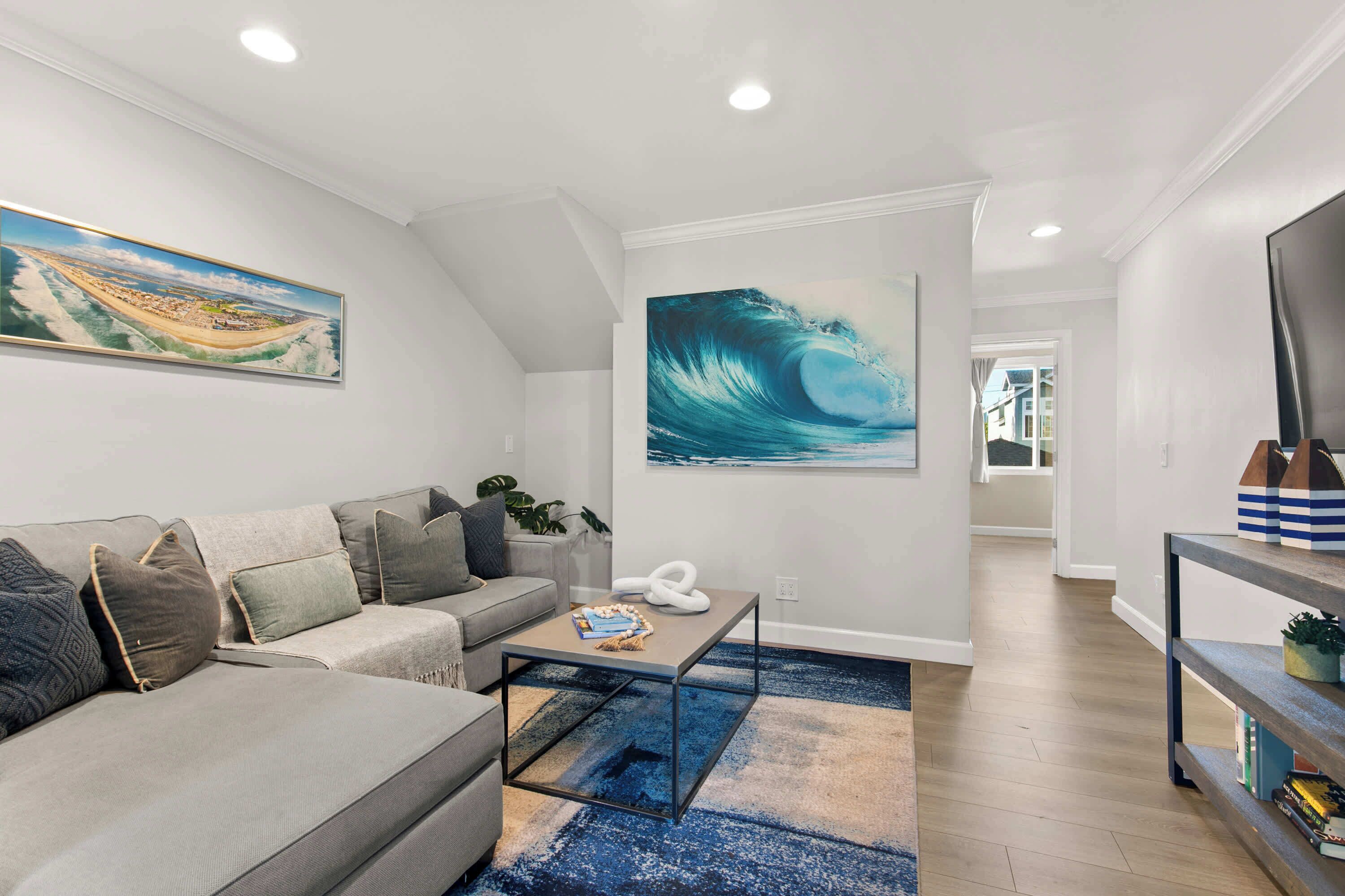 9 Bedrooms-7 Bath-2 Kitchens-parking-sleeps 22! - San Diego, CA