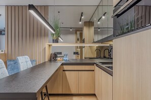 Estúdio premium | Cozinha privada | Geladeira, micro-ondas, fogão, cooktop