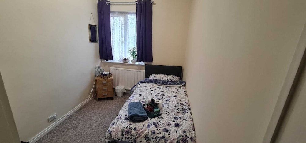 Room 3 - Single Bed - Wfi - 2 Minute Walk To Iver Station - Hayes