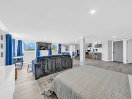 Apartamento de Luxo, vista para o lago | Sala de estar | Smart TV de 65 polegadas com canais digitais, serviços de streaming 