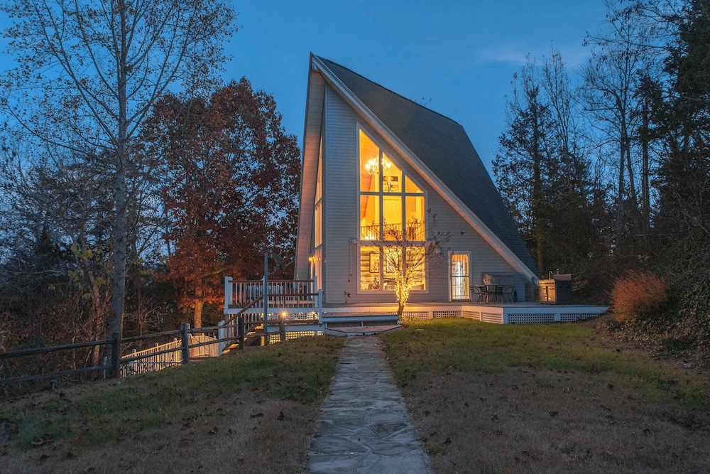 Smoky Mountains Cabin W/ Lake Access & Game Room! - Dandridge, TN