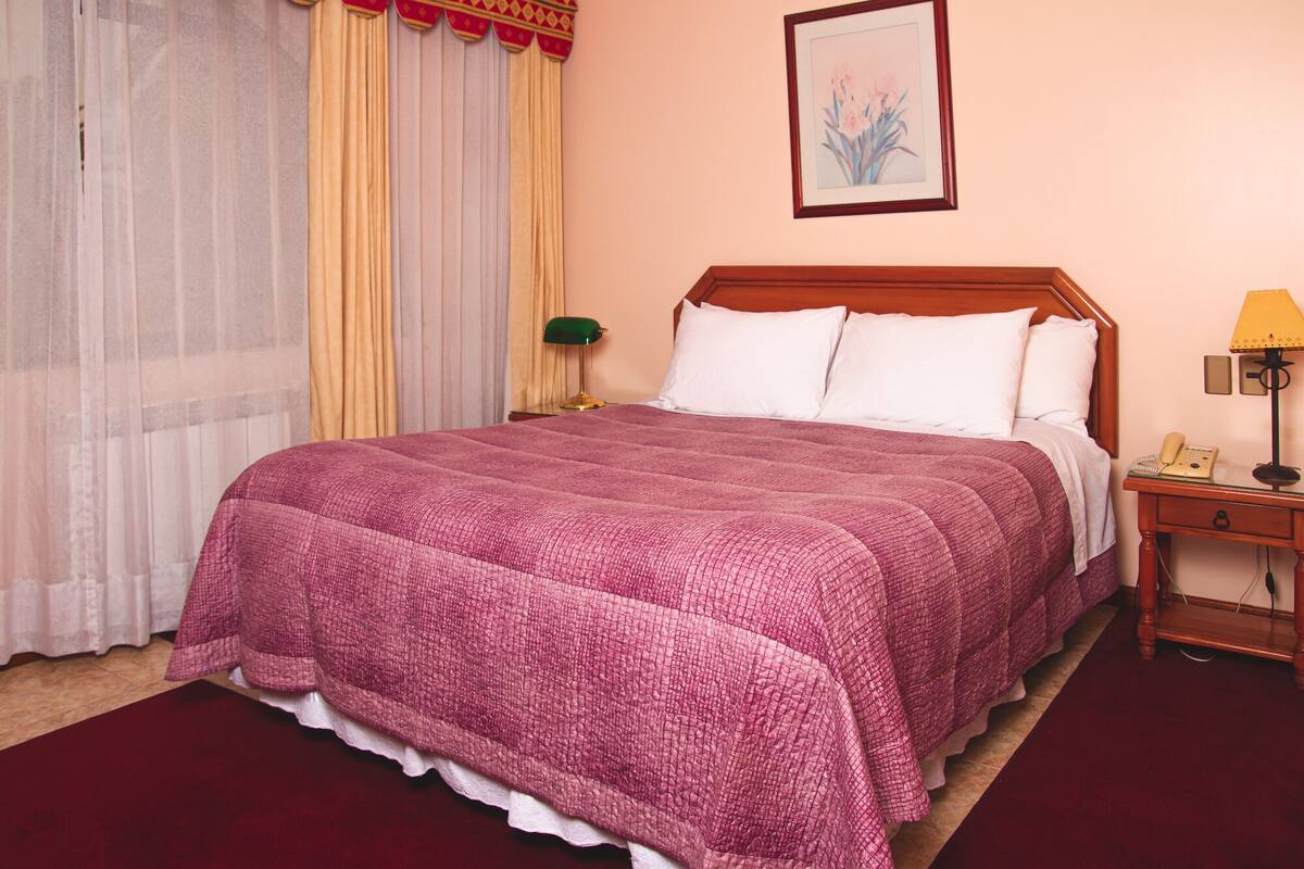 Quarto Duplo Standard, vista para o jardim | Cofre no quarto, secretária adequada para computadores portáteis 