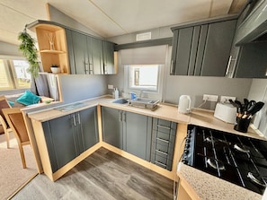 Apartamento | Cozinha privada | Um frigorífico, um micro-ondas, um forno, uma placa de cozinha 