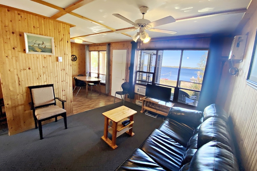 "Lakeside Landing" Escape To Paradise - Manitoba