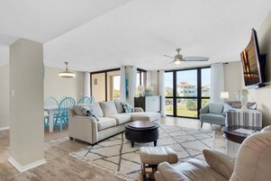 Apartamento em Condomínio Fechado, várias camas (Enclave 302B) | Sala de estar | Televisor 