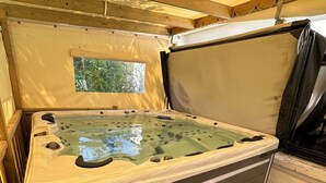 Uma banheira de hidromassagem com deck de madeira e janela.