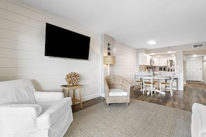 Condo, várias camas (Ocean Breeze East 803) | Área de estar | TV
