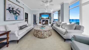 Condo, várias camas (Sterling Beach #301) | Área de estar | TV