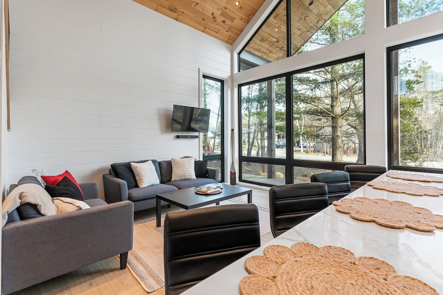 Play, Dine And Relax Amongst The Beauty Of Georgian Bay And The Bruce Trail. - Ontario