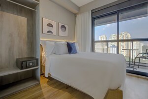 Estúdio, varanda, Vista para a cidade | Cofre no quarto, secretária adequada para computadores portáteis 