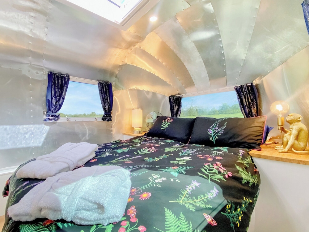 Lanes End Farm Airstream - Castle Combe