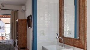 Quarto Standard, Vista para a cidade | Casa de banho | Um polibã, um chuveiro fixo, produtos de higiene exclusivos 