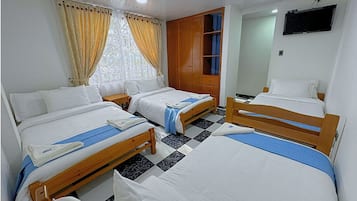 Quarto Triplo Standard | Roupa de alta qualidade, edredões de penas, minibar, Wi-fi grátis