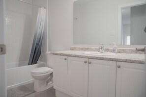 Toalhas de banho, sabonete, shampoo, papel higiênico