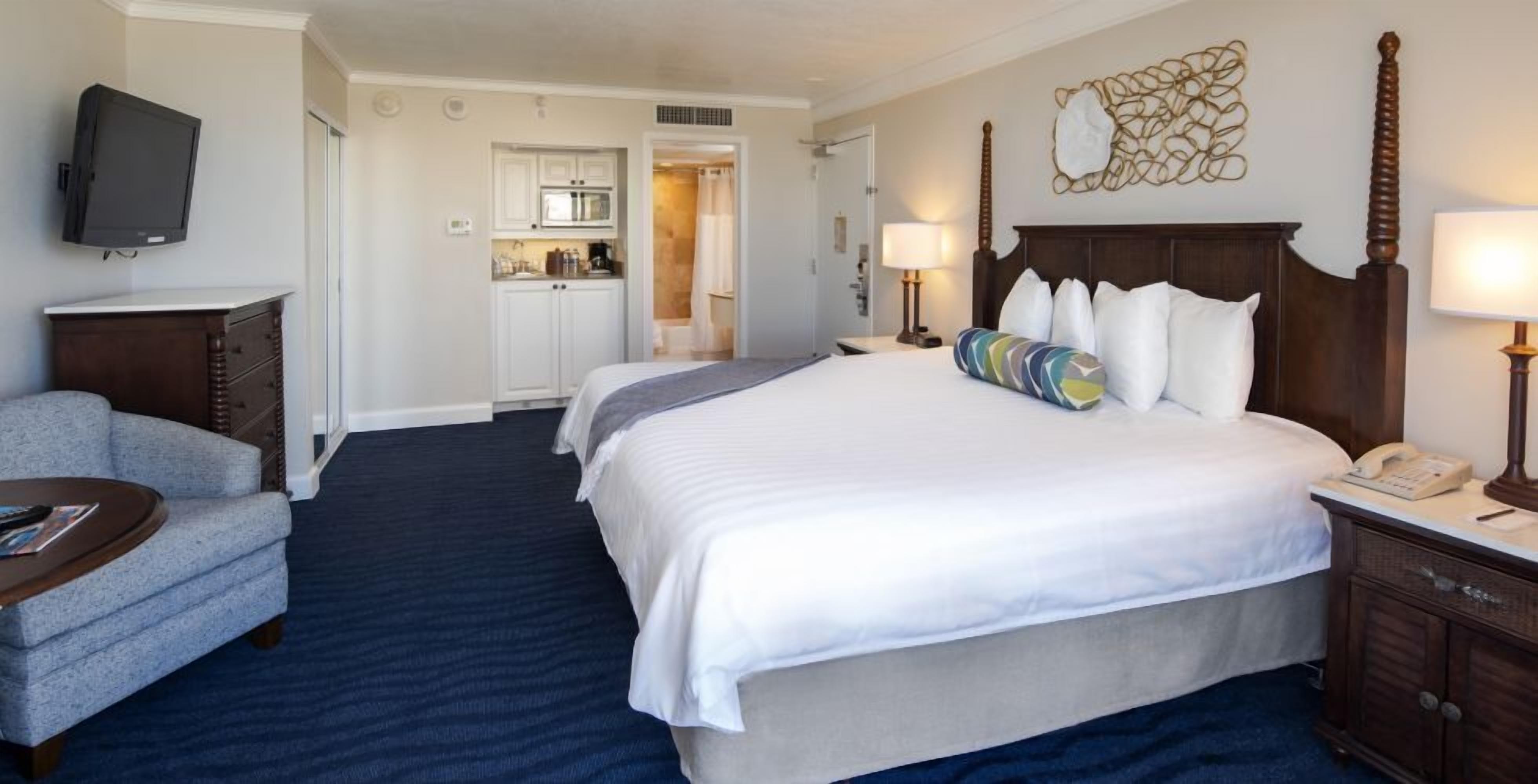 Prime Location! Steps Away From The Beach, With Onsite Pools, Parking! - Treasure Island, FL