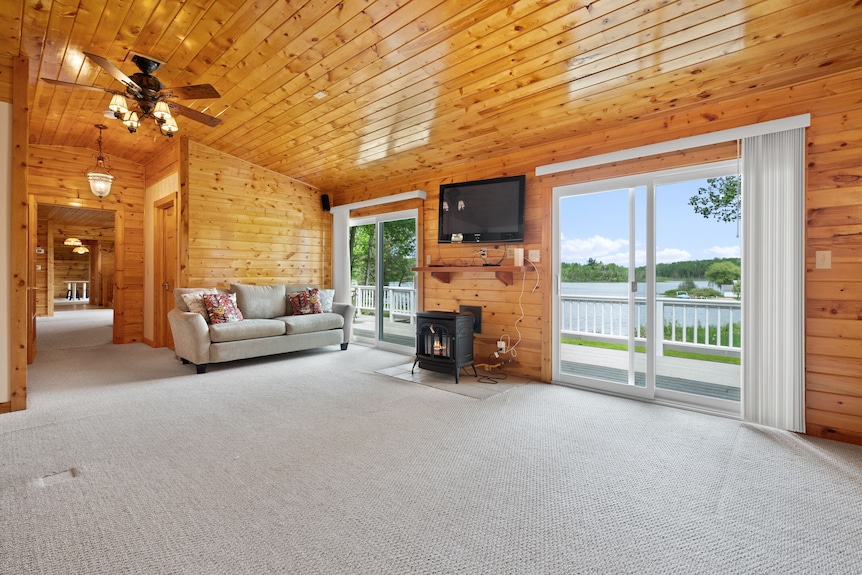 Lakeside Retreat | Hot Tub, Kayak, Arcade, Pontoon - Michigan
