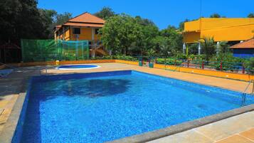 2 piscinas exteriores