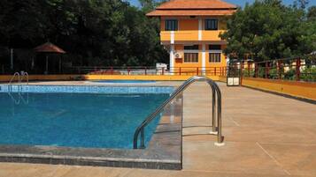 2 piscinas exteriores