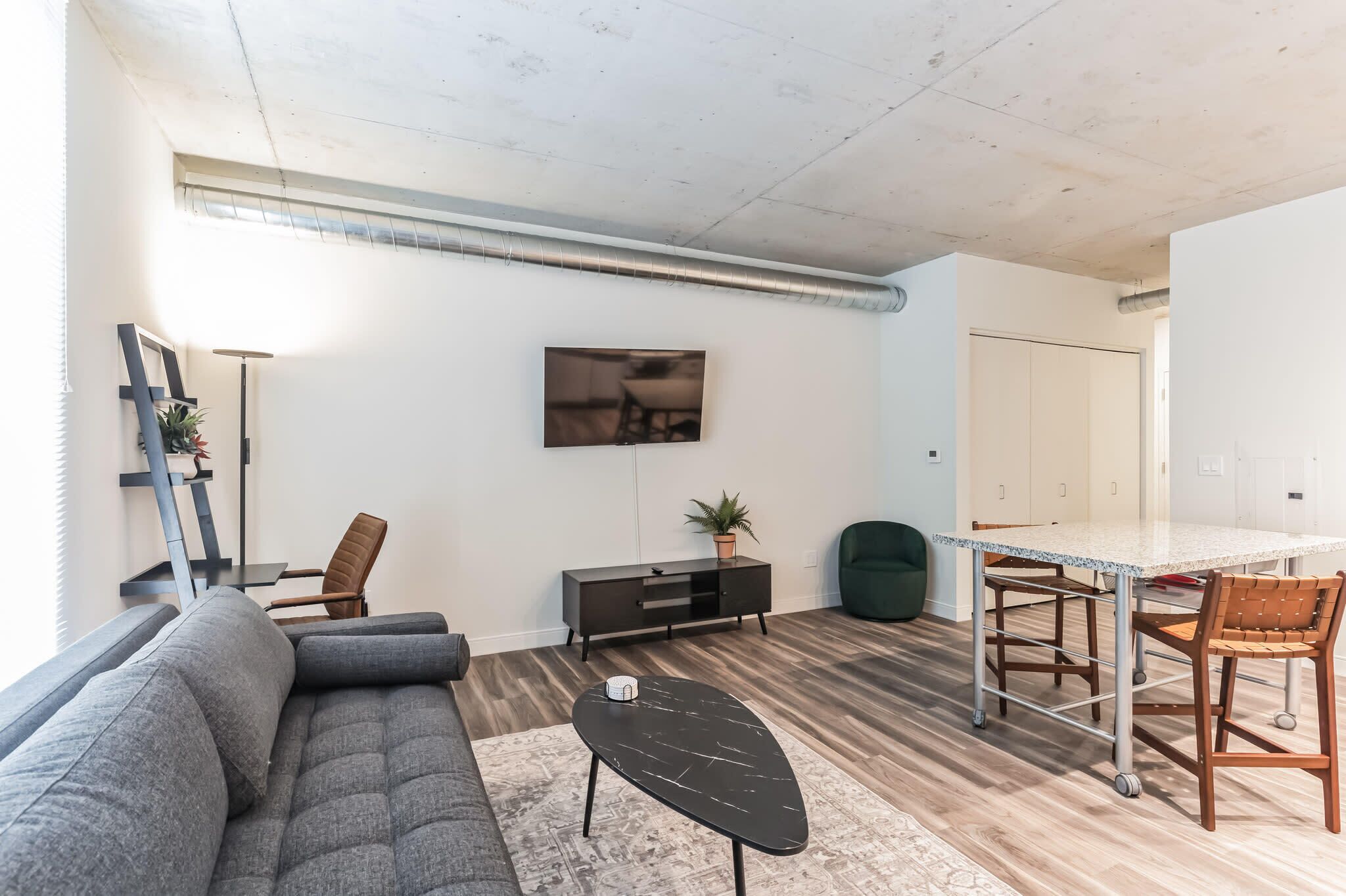 Sleek Dt Cleveland Apt At Skyline - Ohio