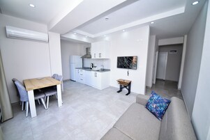 Apartamento Básico | Cozinha privada | Um frigorífico, uma placa de cozinha, uma máquina de lavar louça 