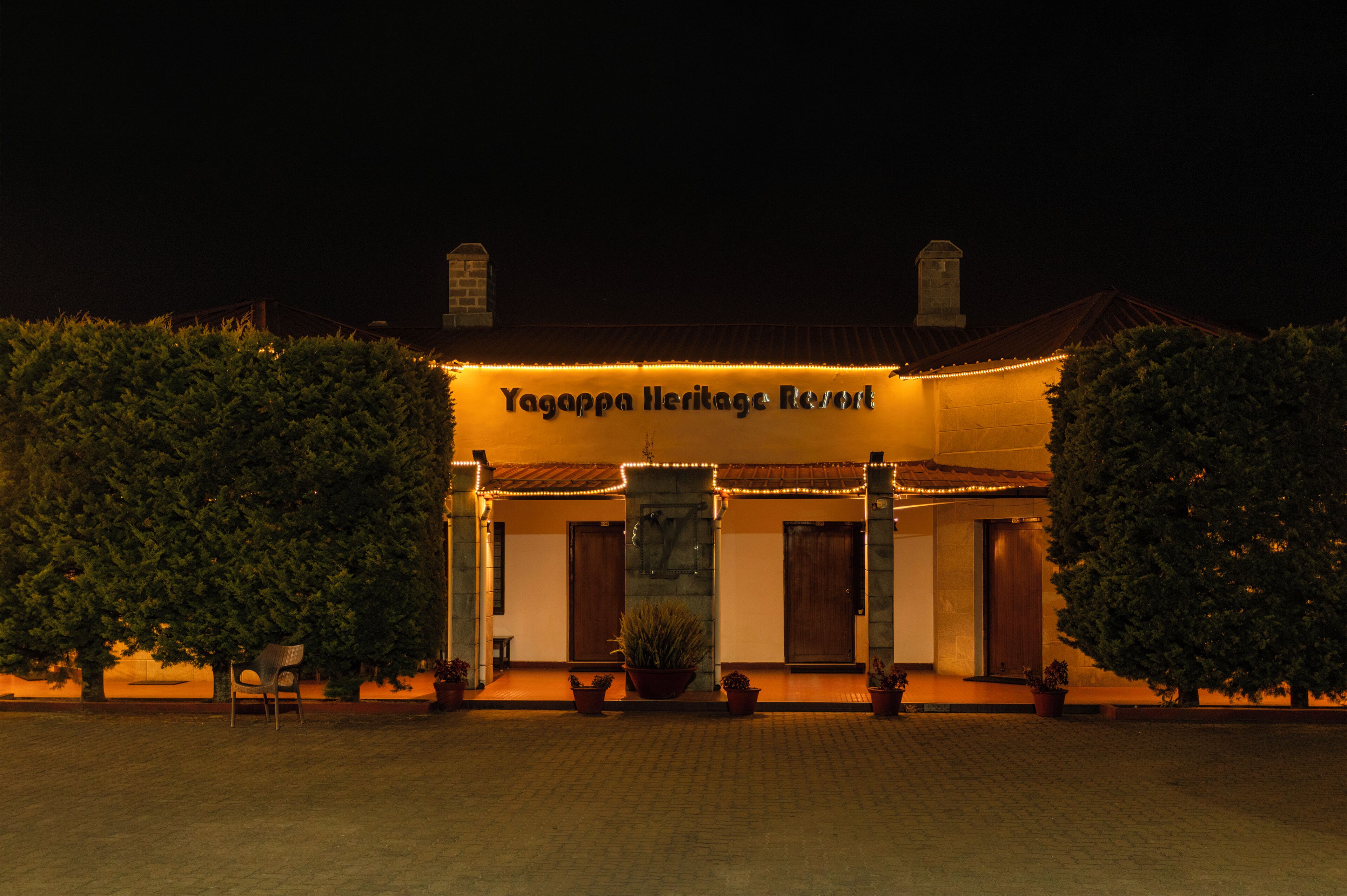 Um edifício com uma placa que diz 'Yagappa Heritage Resort'.