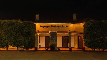 Um edifício com uma placa que diz 'Yagappa Heritage Resort'.
