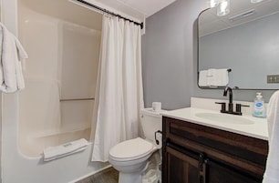 Condo, 1 quarto | Banheiro | Toalhas de banho, shampoo