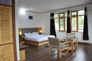 Quarto Duplo Deluxe, vista para a montanha | Sala de estar