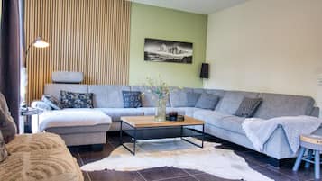 Duplex conforto, vista para a montanha | Área de estar | TV de tela plana