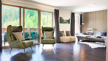 Duplex conforto, vista para a montanha | Área de estar | TV de tela plana