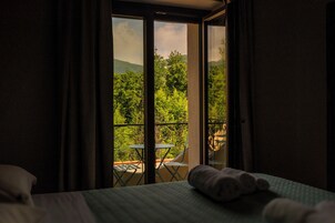 Quarto Quádruplo Comfort, vista para o jardim | Lençóis italianos Frette, roupa de alta qualidade, edredões de penas 