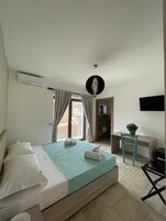 Quarto casal conforto, vista para o jardim | Lençóis italianos Frette, roupas de cama premium, edredons de pluma