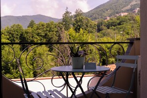 Quarto Quádruplo Comfort, vista para o jardim | Lençóis italianos Frette, roupa de alta qualidade, edredões de penas 