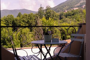 Quarto Quádruplo Comfort, vista para o jardim | Lençóis italianos Frette, roupa de alta qualidade, edredões de penas 