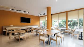 Café da manhã com buffet todos os dias mediante uma taxa