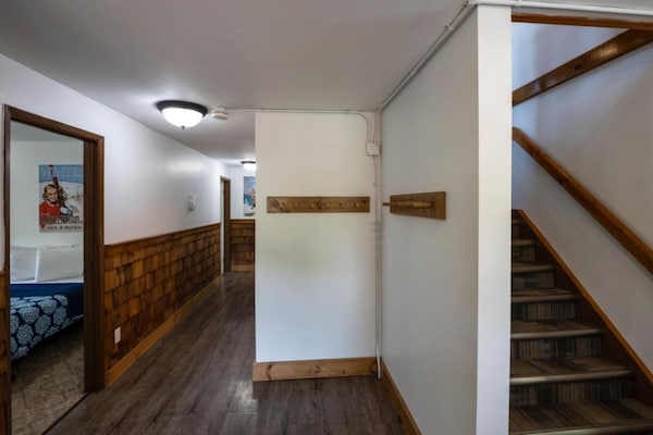 Spacious 8 Bdrm Blue Mountain Cottage, Perfect For Large Groups, Private Beach, Bbq, Hot Tub, Sauna - Ontario