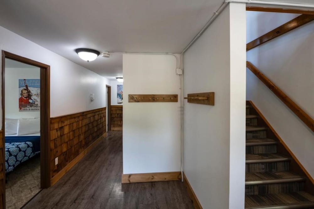 Spacious 8 Bdrm Blue Mountain Cottage, Perfect For Large Groups, Private Beach, Bbq, Hot Tub, Sauna - The Blue Mountains