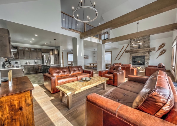 Brand New 7 Bdrm Luxury Cottage With Private Beach Access, Bbq,7.5 Baths, Hot Tub, Ping Pong Table - Ontario