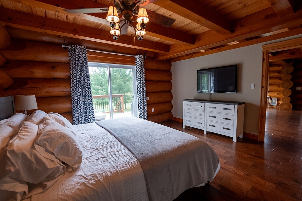 Timber Frame Log Cottage, Nestled By Serene French River, Great For Big Families - Killarney, ON, Canada