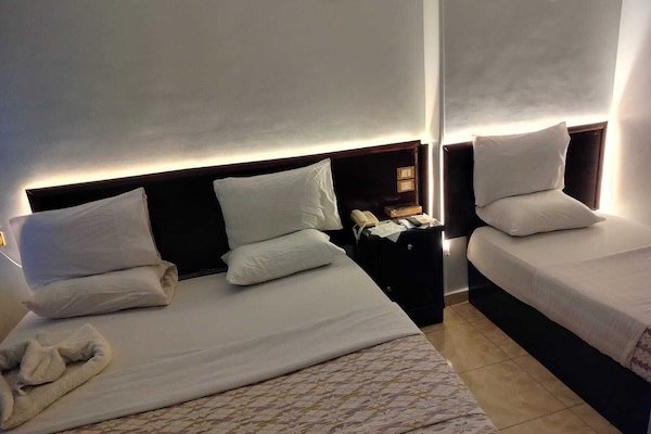 Cofre no quarto, cortinas/cortinados opacos, quartos insonorizados